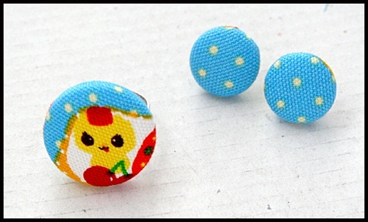 SALG Øredobber, blå med hvite prikker og ring med kylling. - Epla